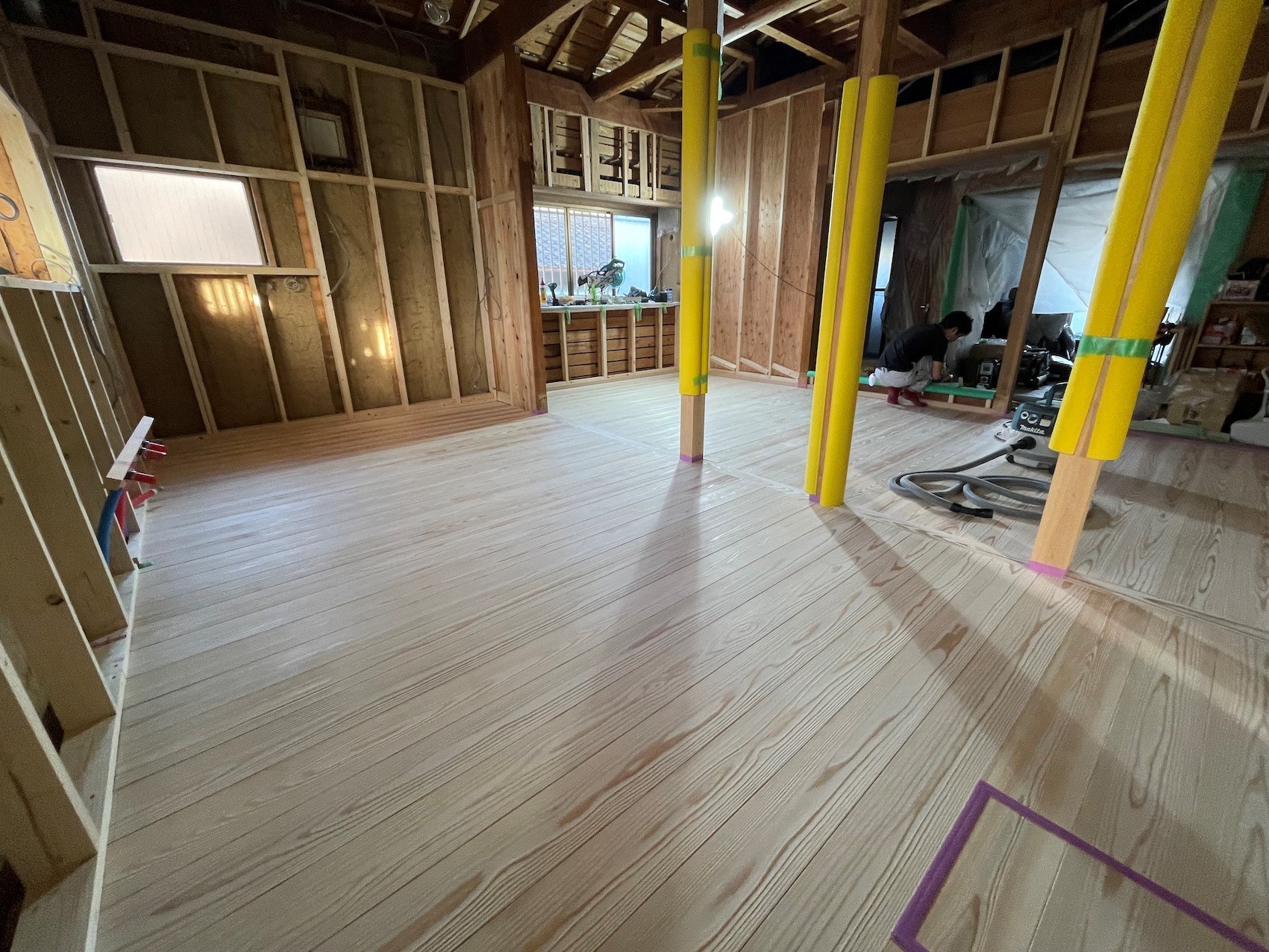 杉フローリング材・浮造り(うづくり)加工 - 松葉善製材所